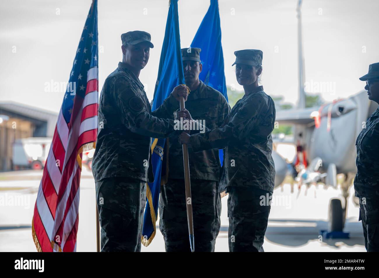 Le colonel Leah Fry, commandant du groupe de maintenance 4th, transmet ...