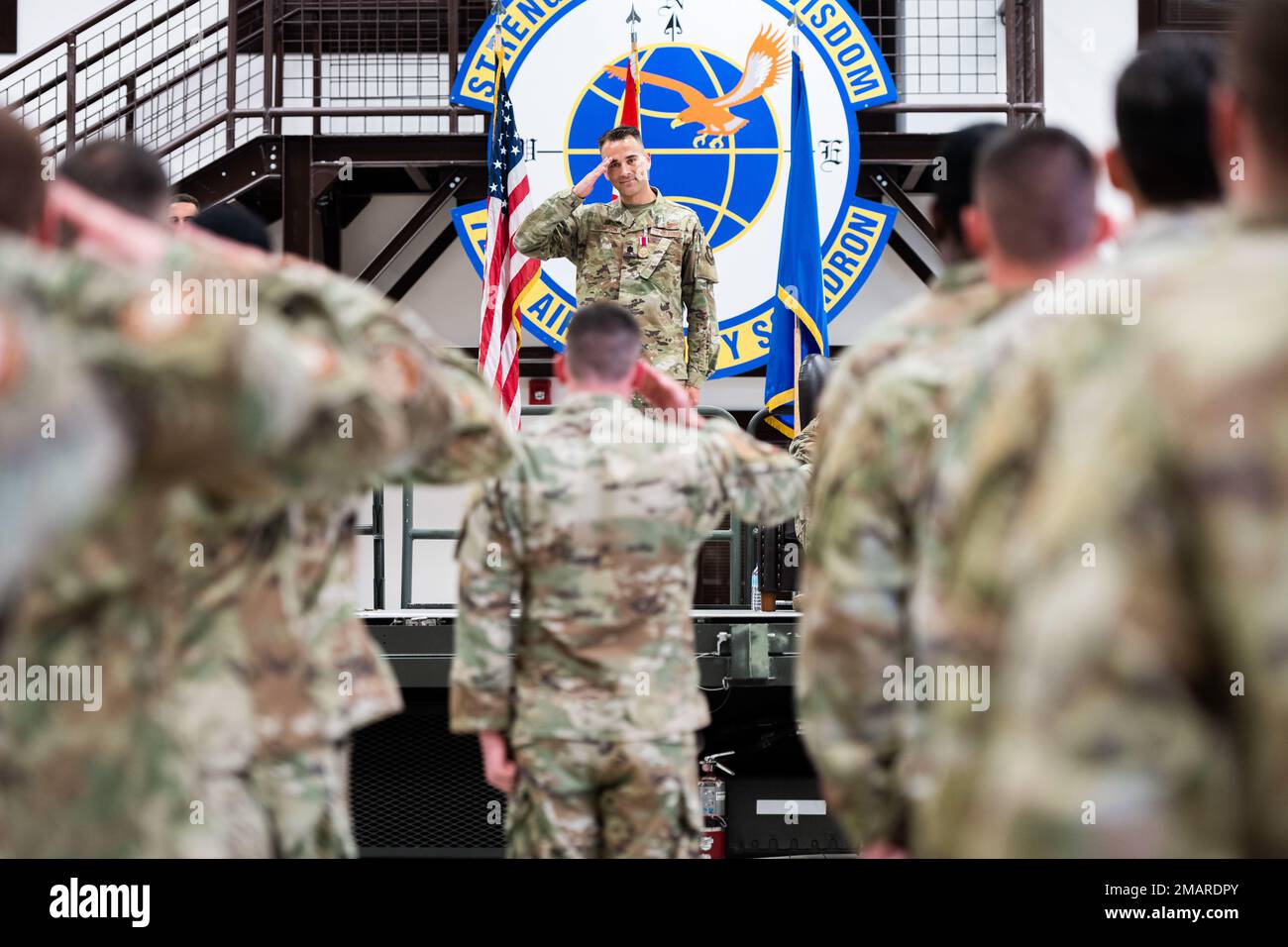 Le lieutenant-colonel Jared Thompson, commandant sortant de l'escadron ...