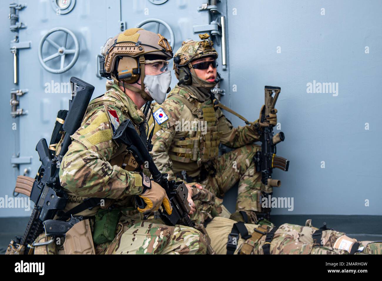 220603-N-SI601-1281 MER DES PHILIPPINES (3 juin 2022) les membres de l ...