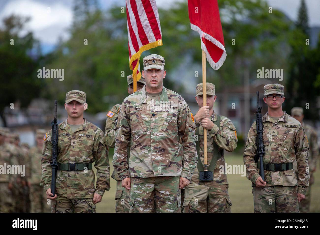 Le lieutenant-colonel Joshua long se tient devant le garde-couleur du ...