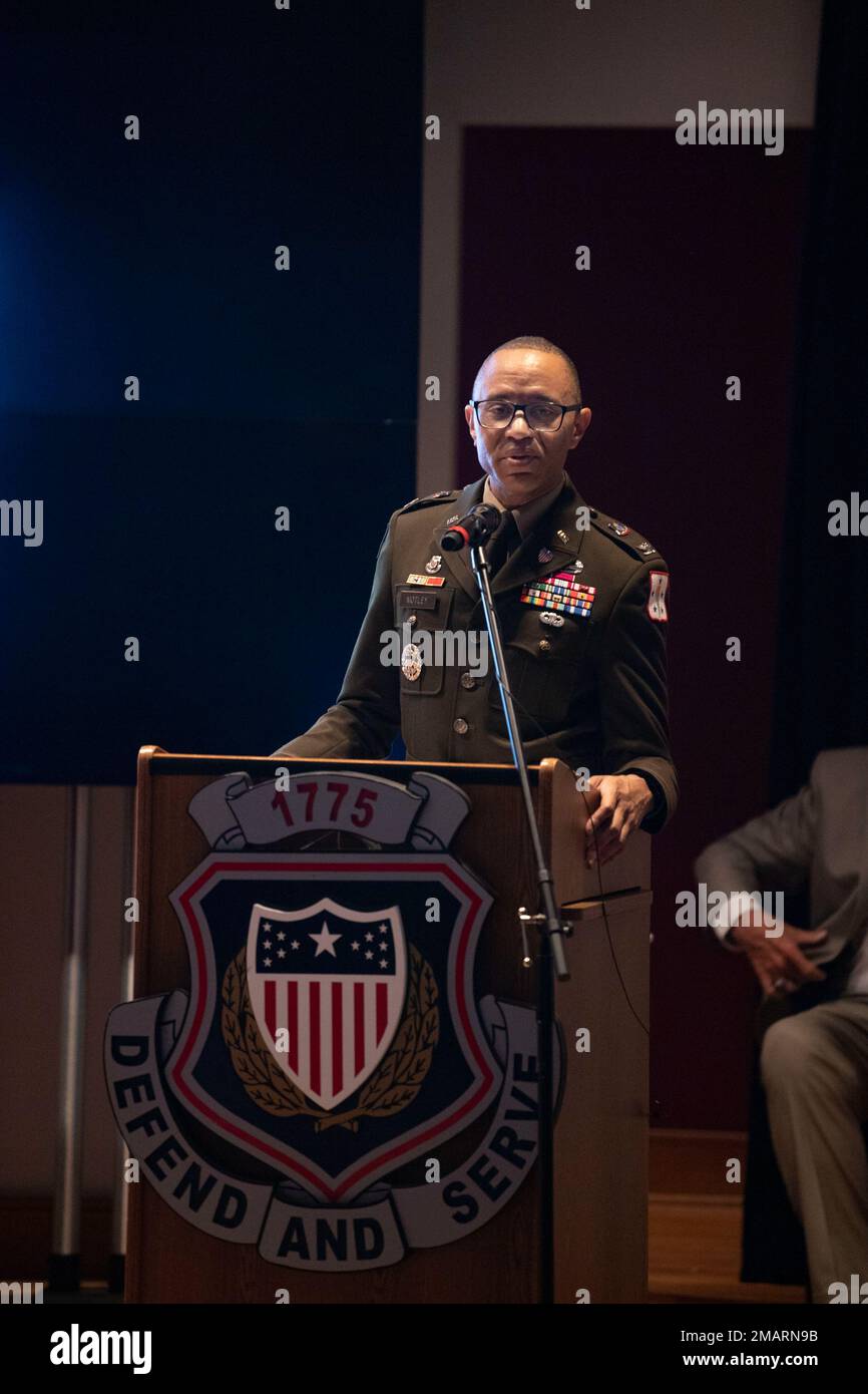 Le colonel Marcus Motley, commandant de l'École générale Adjutant et ...