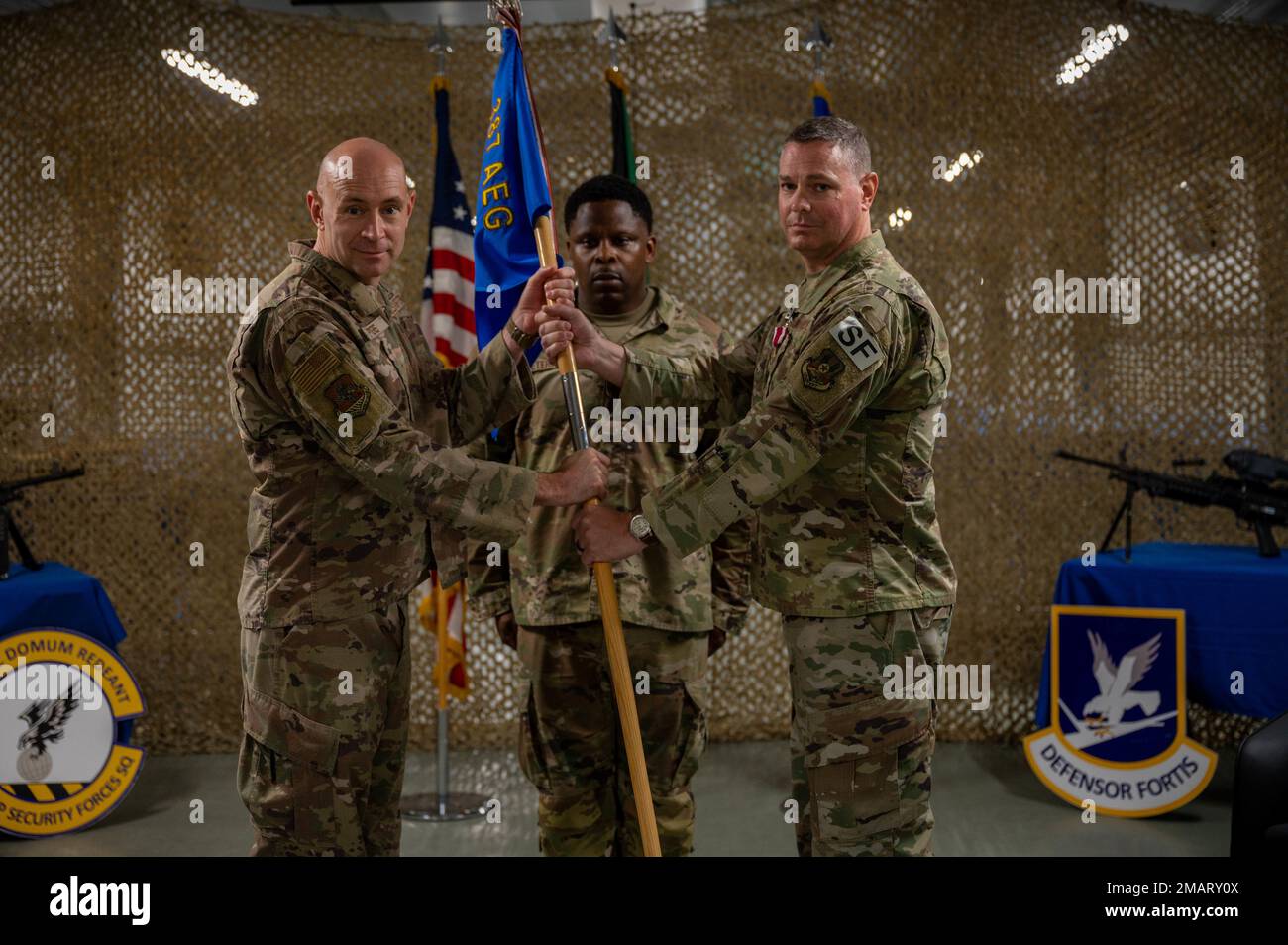 ÉTATS-UNIS Le colonel de la Force aérienne, Joshua B. Piers, à gauche ...