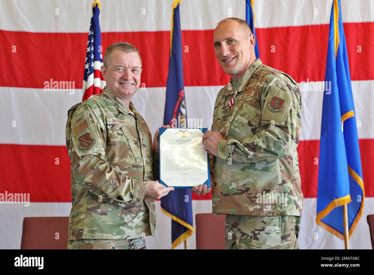 Brig. Le général Rolf Mammen, commandant de l'escadre 127th, pose avec le colonel Daniel Kramer ...