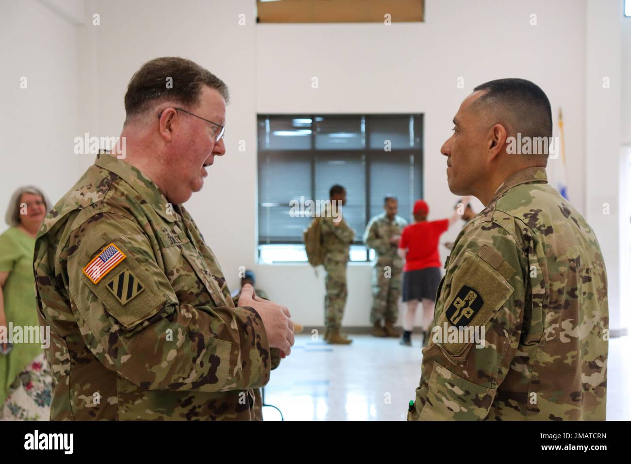 Le commandant de la brigade médicale de 176th, le Sgt. Maj. Anguiano ...