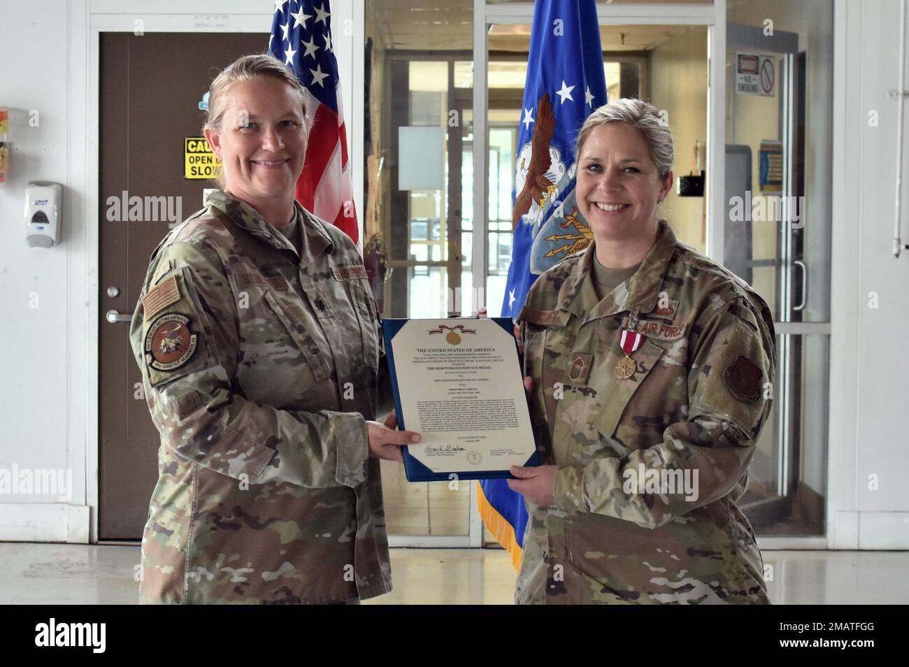 Le lieutenant-colonel Farrah Schluter, commandant du 301st e Escadron ...