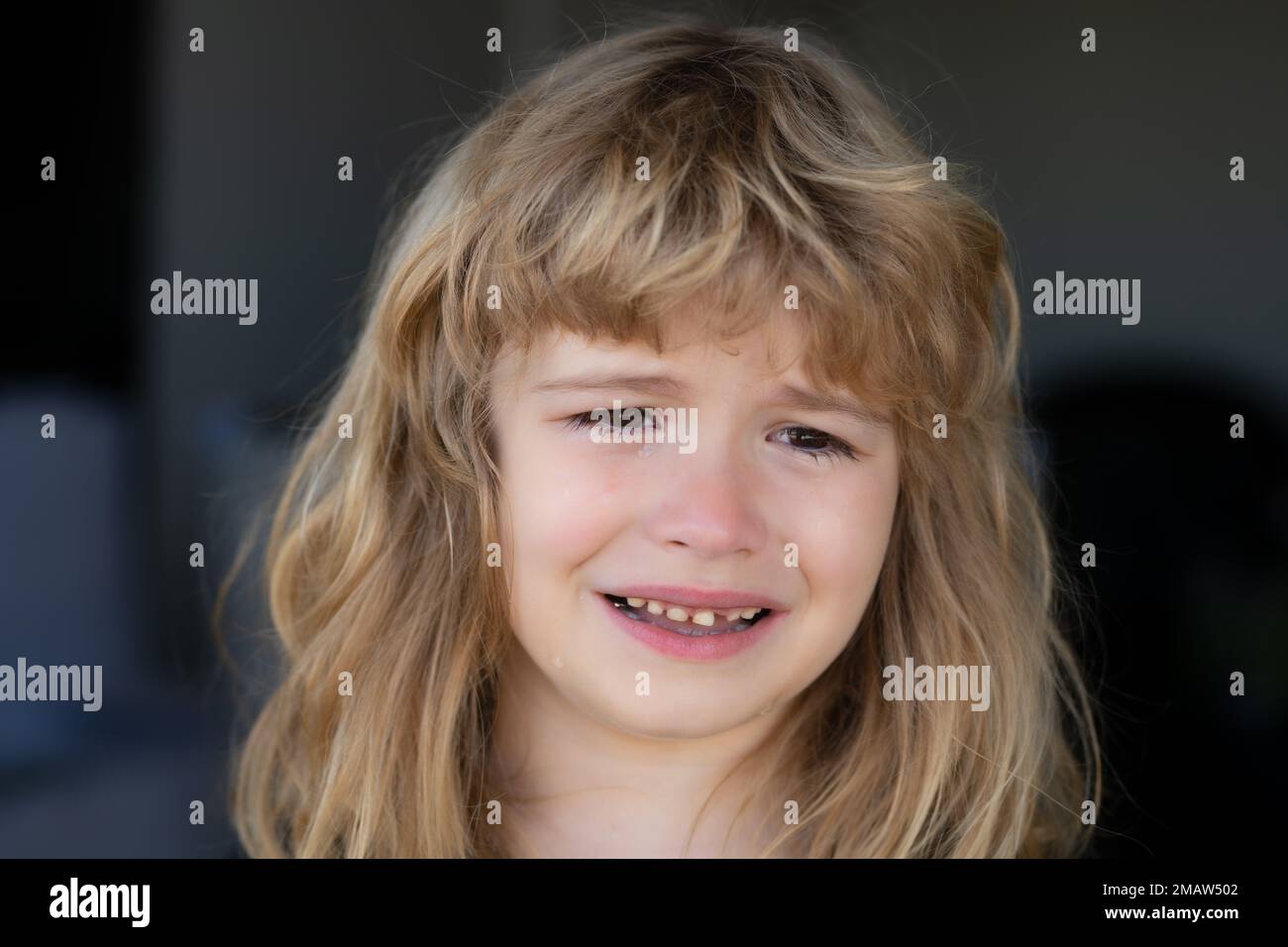 Portrait de pleurs. Colère triste enfant pleurer. Émotions des enfants ...