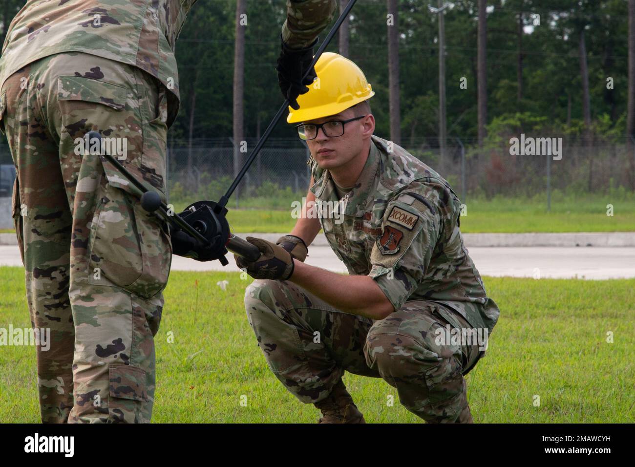 Les membres de l'escadron de communications de combat 239th ont préparé ...