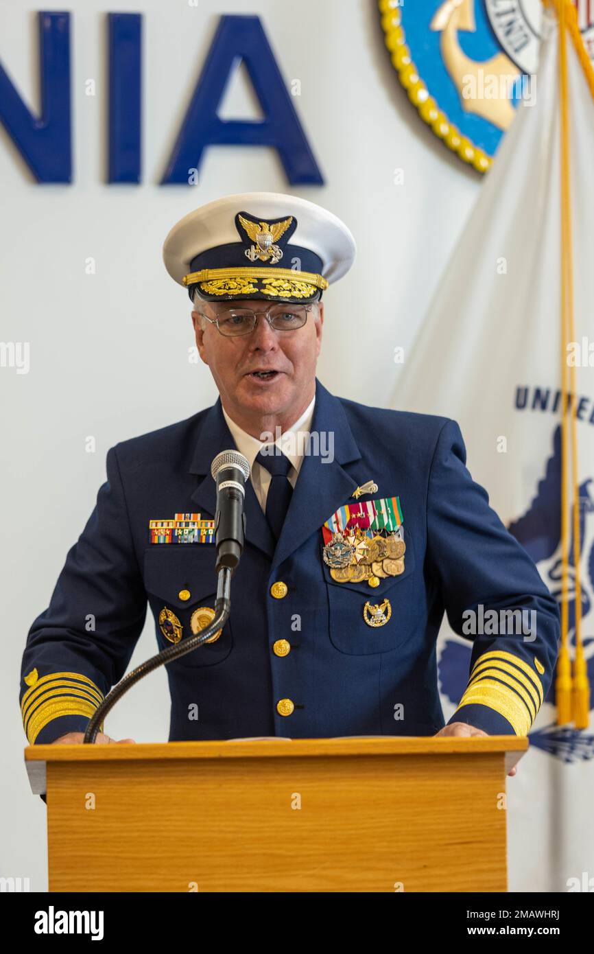Steven Poulin, 33rd Vice-commandant des États-Unis Coast Guard, parle à ...