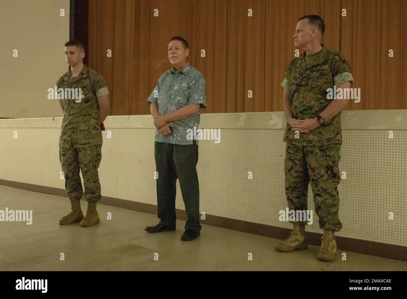 Tom Burkard, un civil américain, et Brig. Le général Brian Wolford ...