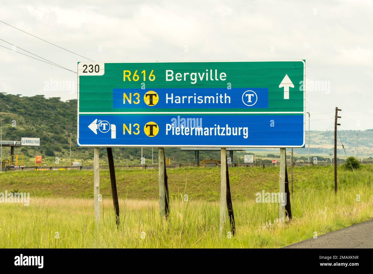 Panneaux routiers, signalisation et panneaux sur la route nationale à ...