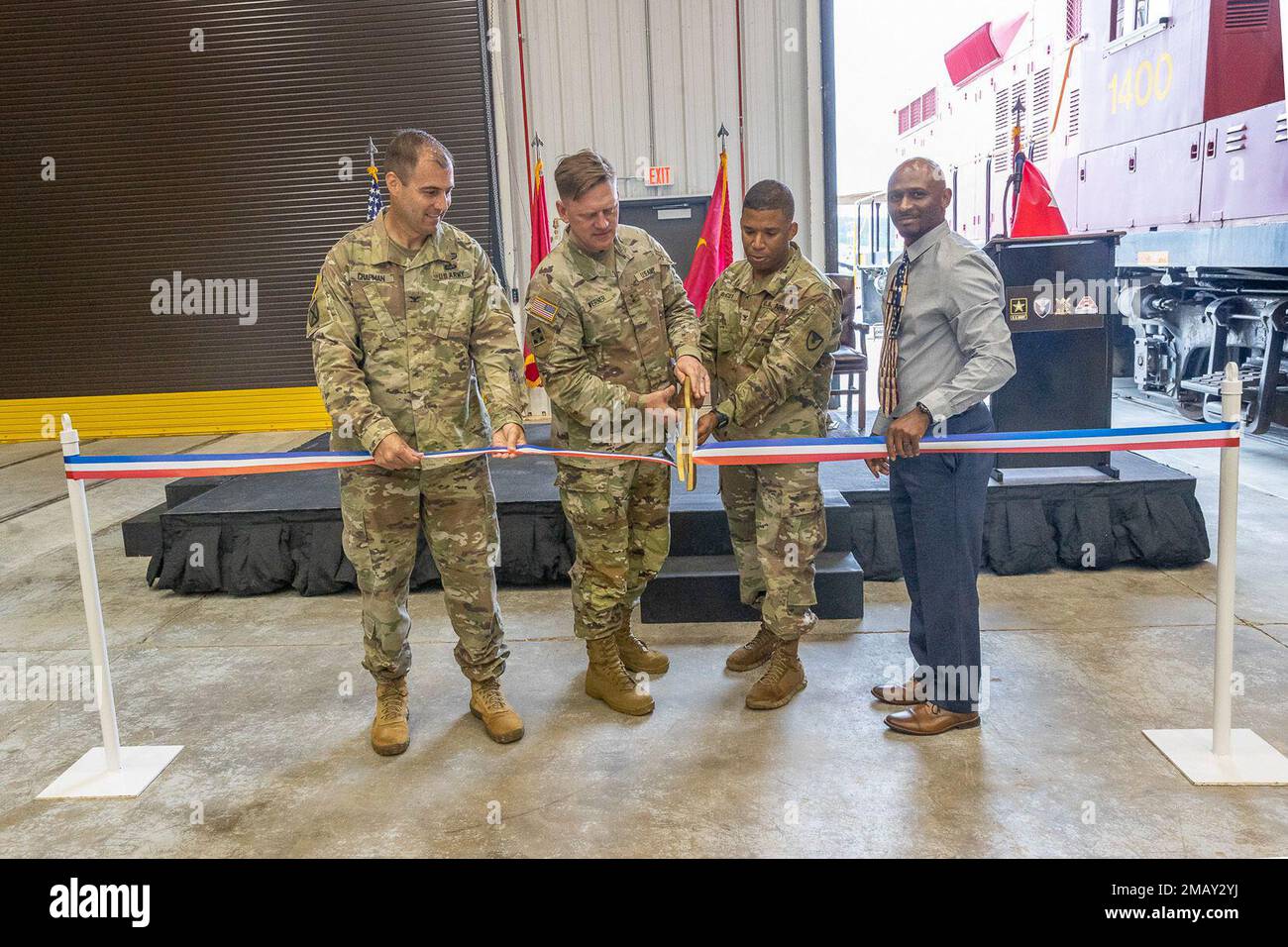 Le général de division Darren L. Werner, le colonel Eric A. McCoy, le ...