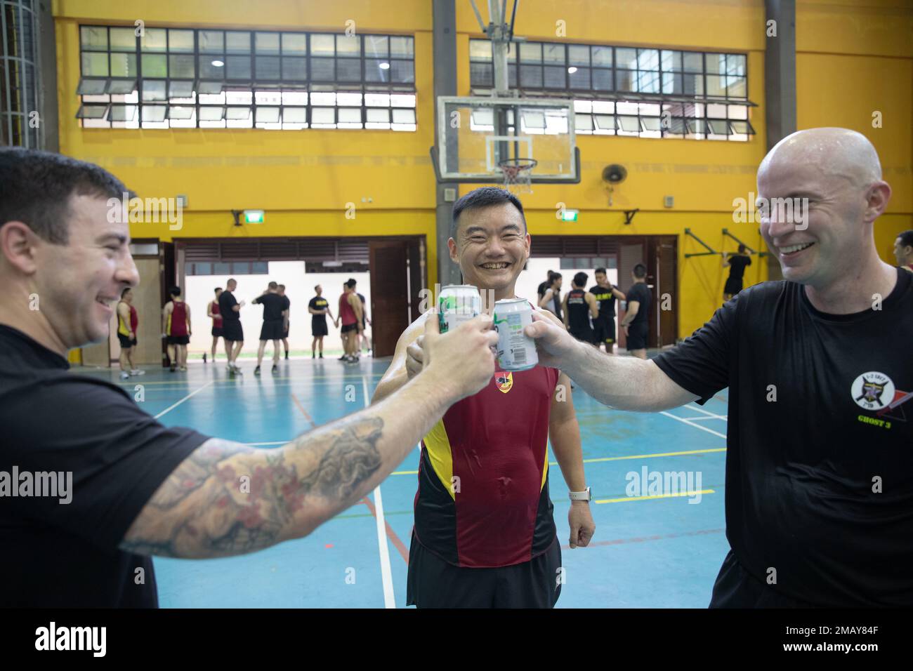 SINGAPOUR - ÉTATS-UNIS Le Maj. De l'armée Kevin O'Donaghue (à droite ...