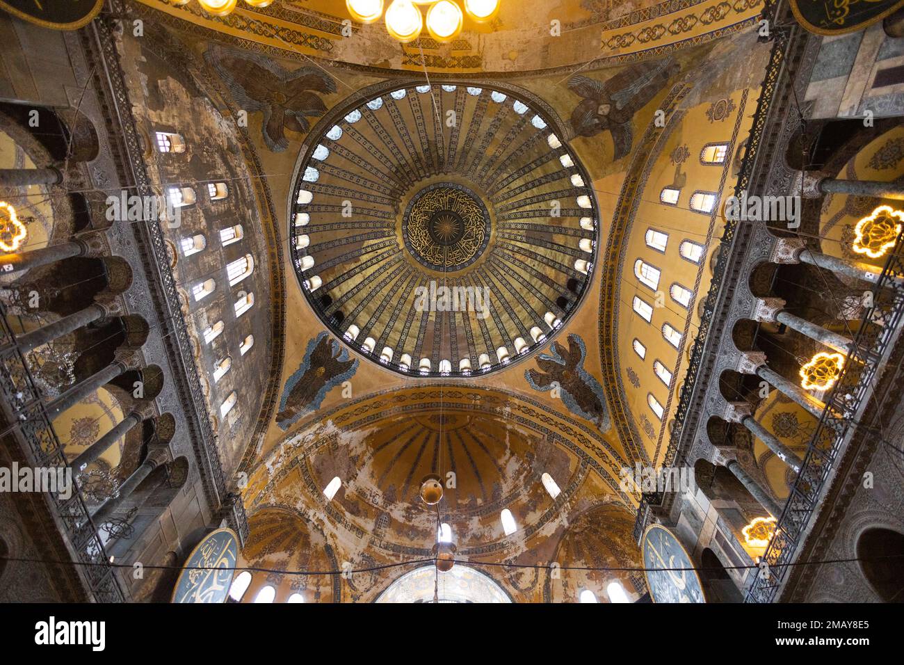 Intérieur de la basilique Sainte-Sophie à Istanbul, Turquie. Sainte-Sophie est le plus grand ...