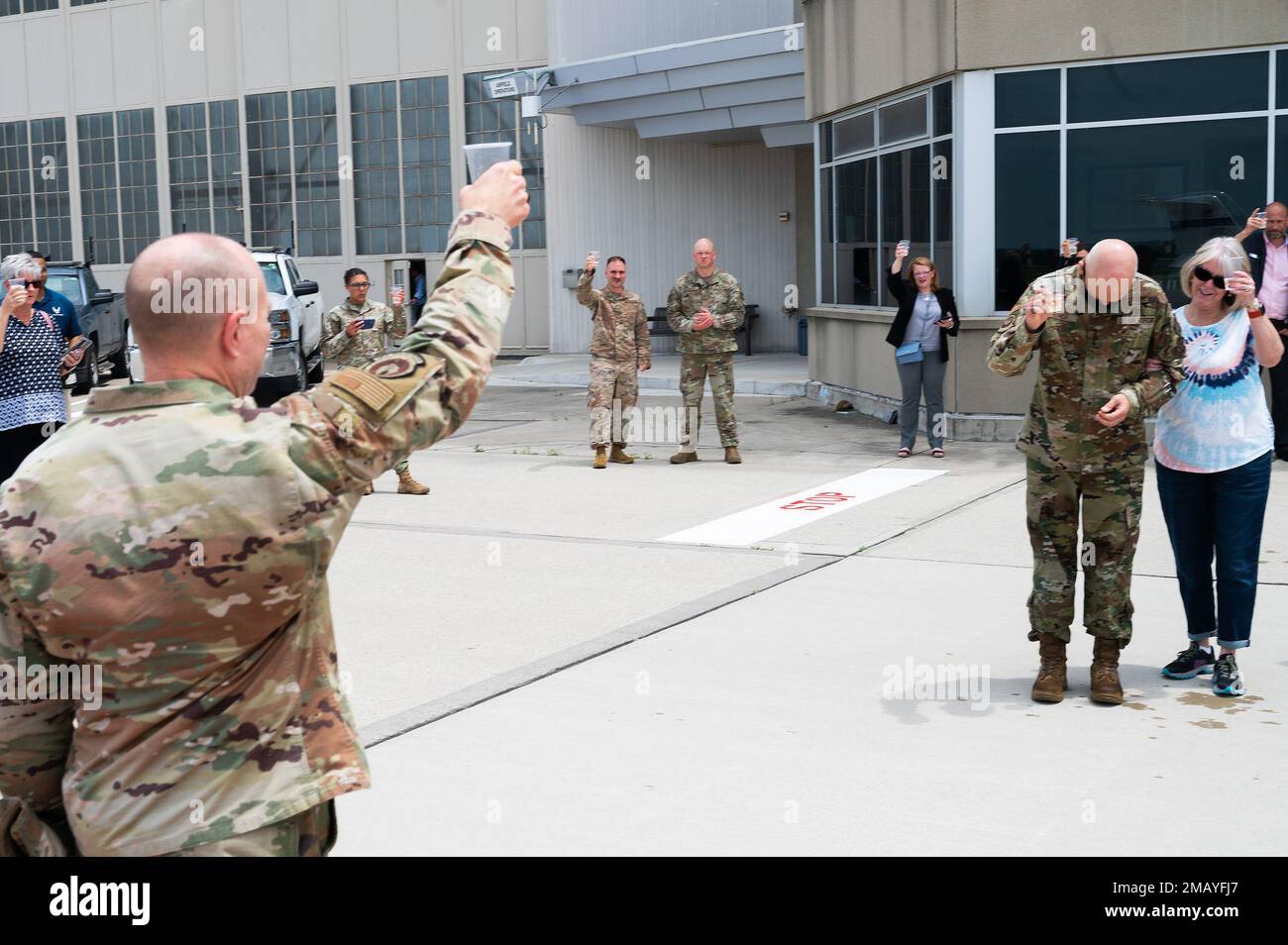 Le lieutenant-général Carl E. Schaefer, commandant adjoint du ...