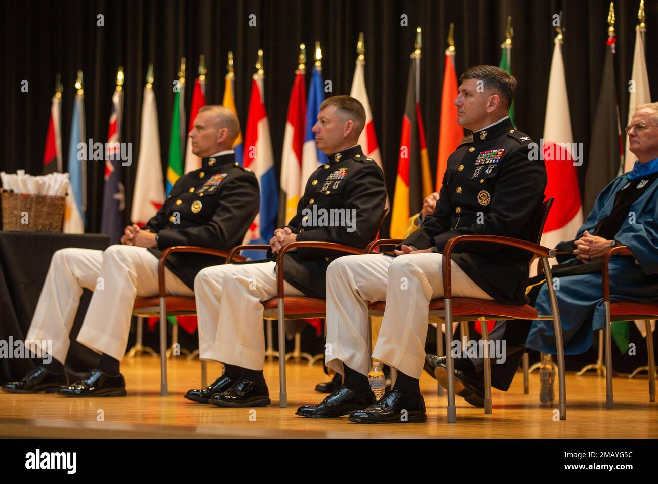 ÉTATS-UNIS Le colonel Blair Sokol, à gauche, directeur du Marine corps ...