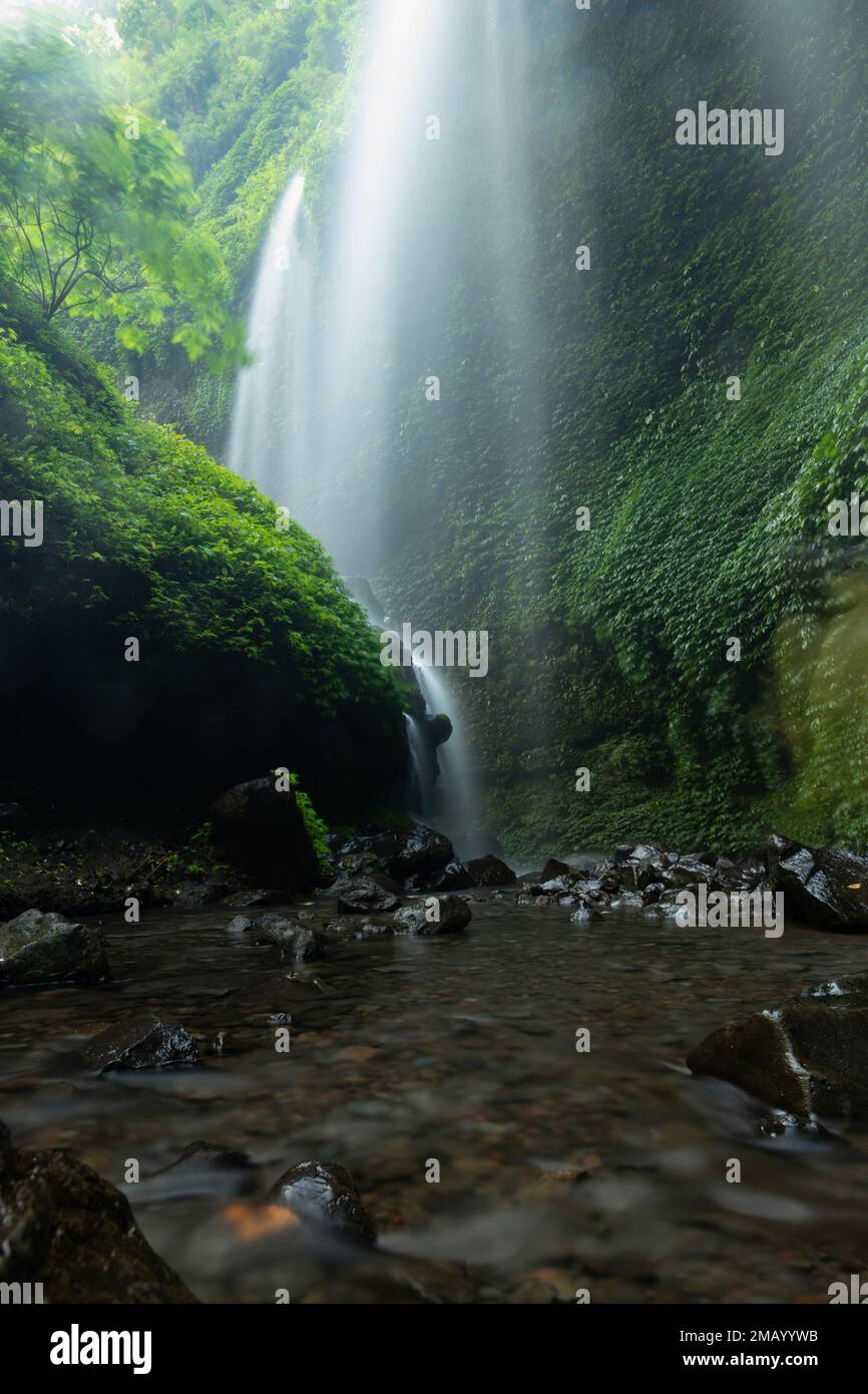 Vue imprenable sur les cascades de Madikaripura. La cascade de ...