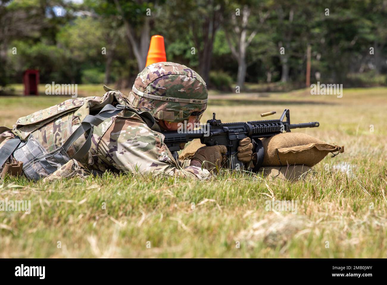 Prone soldier with gun Banque de photographies et d’images à haute ...