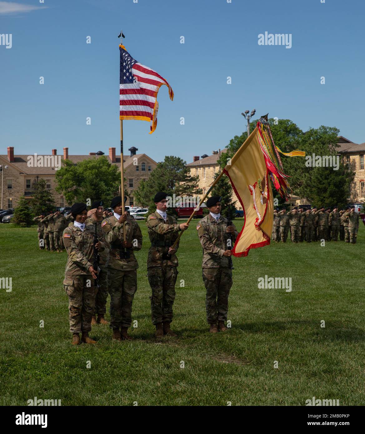 Le garde-couleurs du bataillon de soutien de la brigade 299th, équipe ...