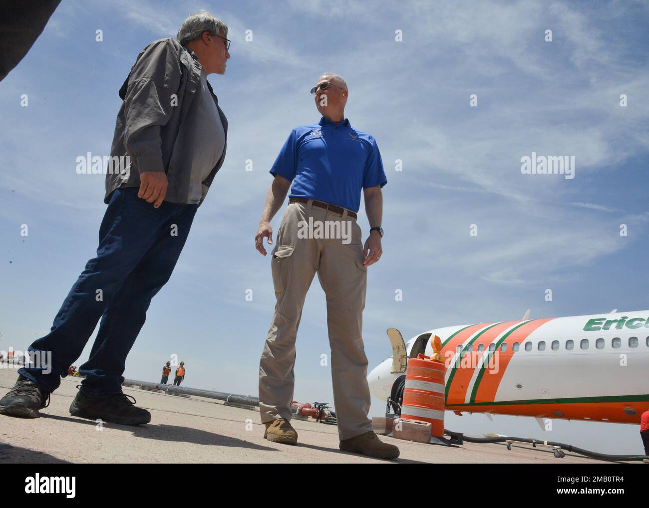 Brig. Le général Mark V. Slominski, à droite, le directeur du Centre du ...