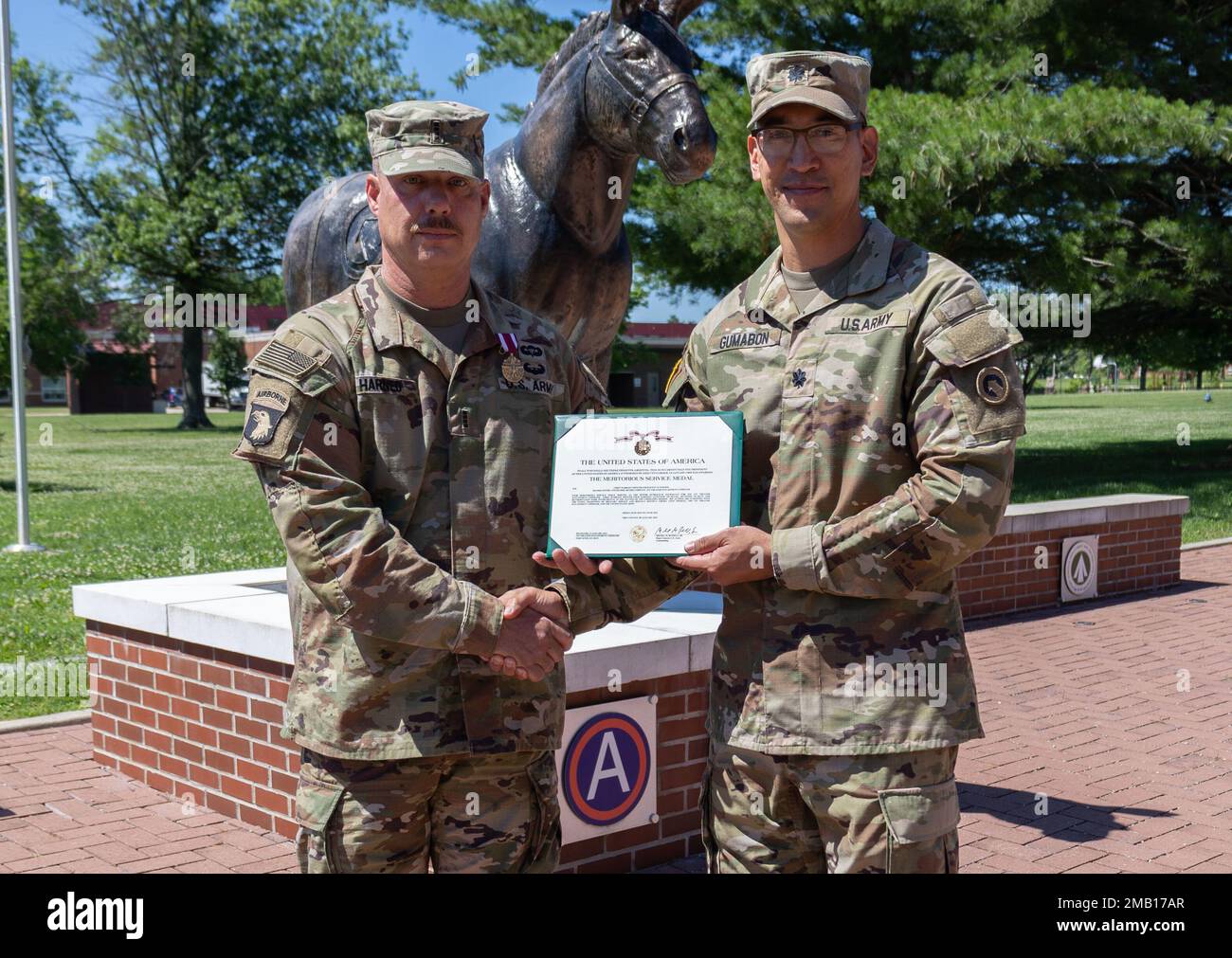 L’Adjudant-chef 4 Scott Harned (à gauche), technicien principal en ...