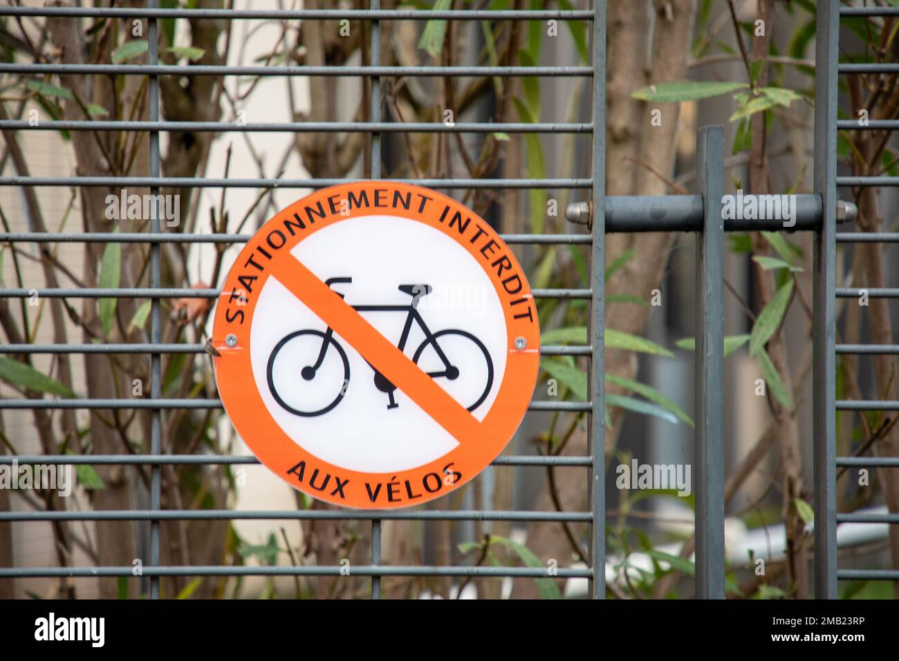 Le panneau de texte français indique que le stationnement est interdit ...