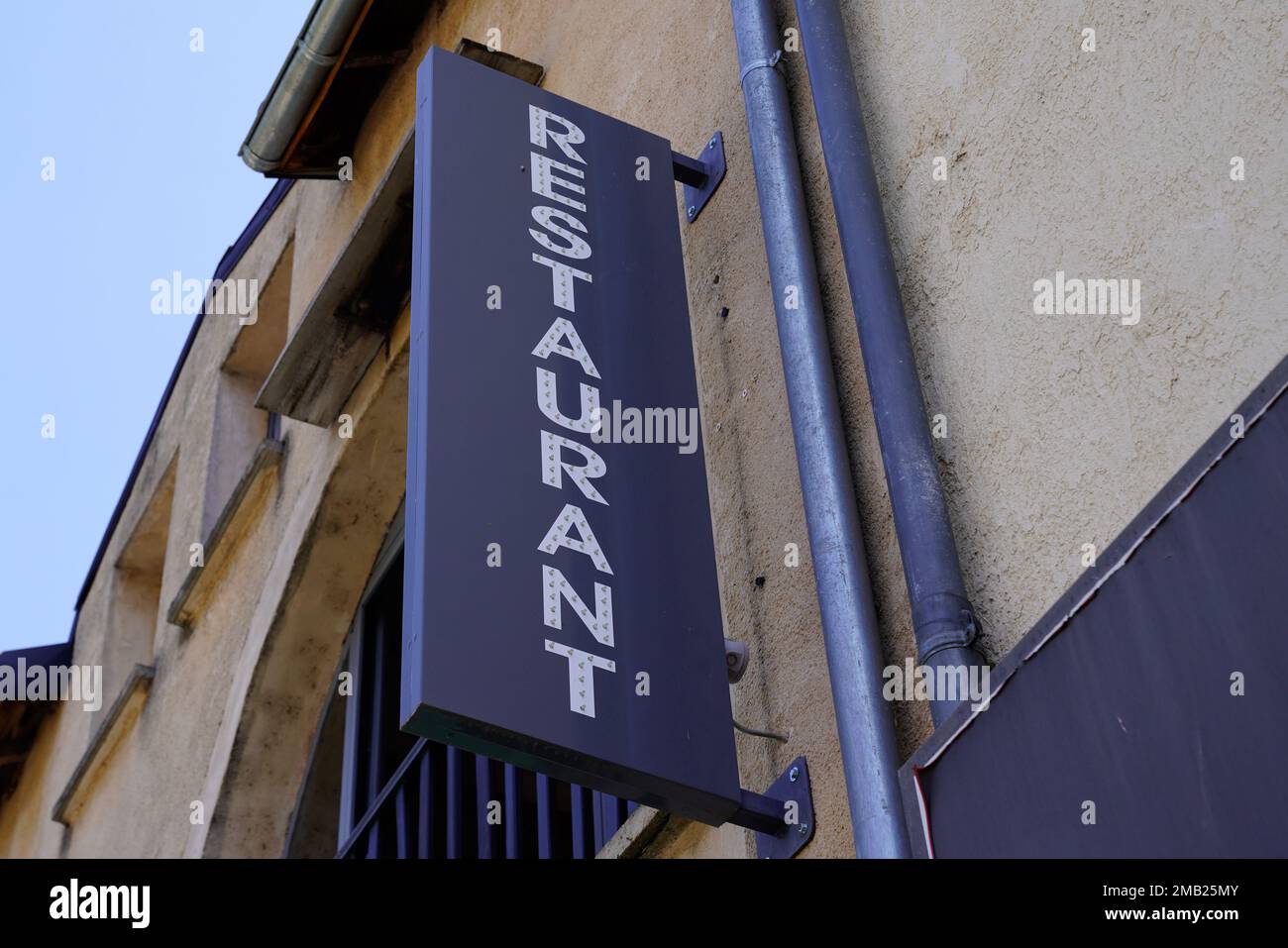 panneau de signalisation du restaurant sur la façade murale entrée dans ...