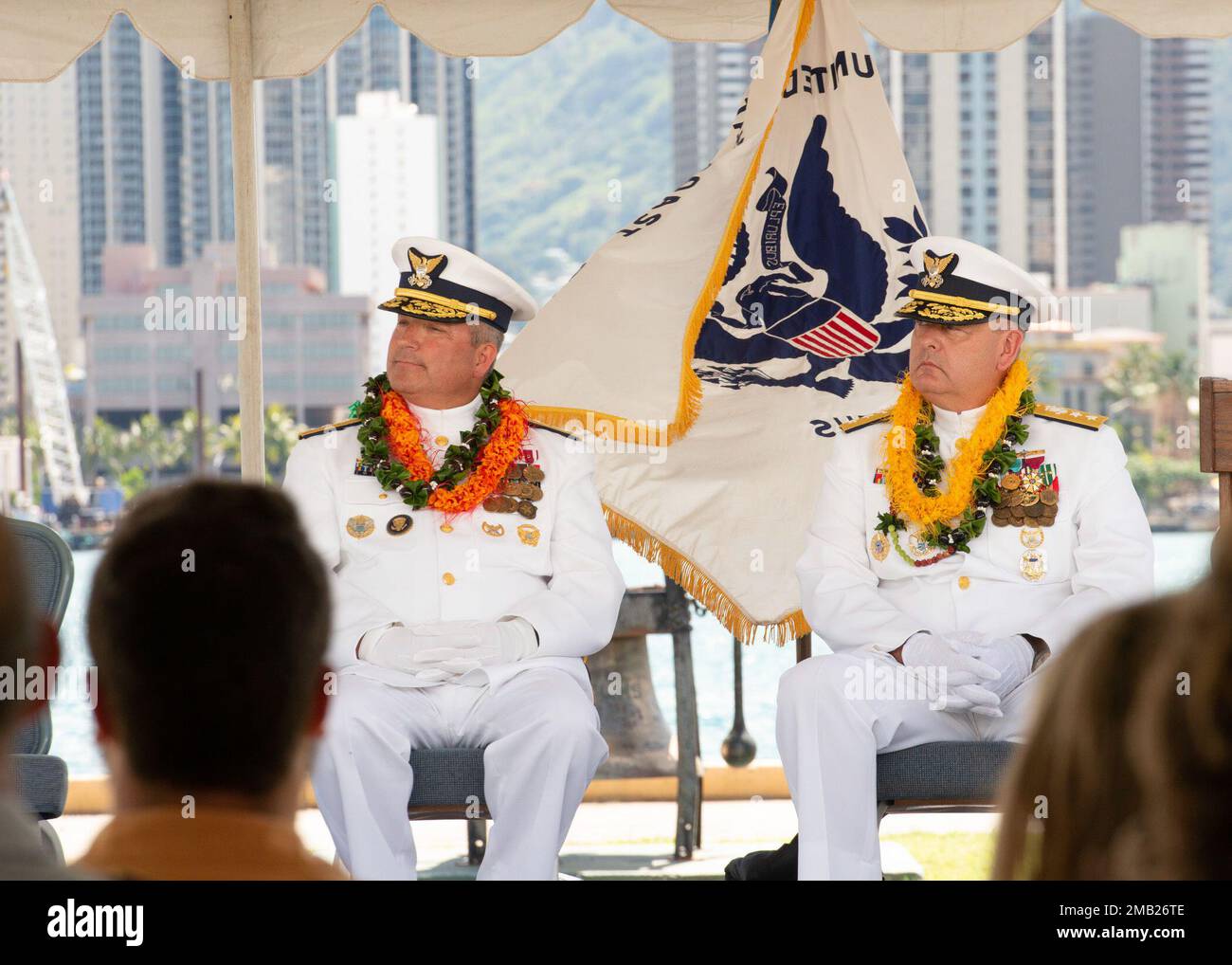 L'ADM. Arrière Michael Day (à droite) soulage l'ADM. Arrière Matthew ...