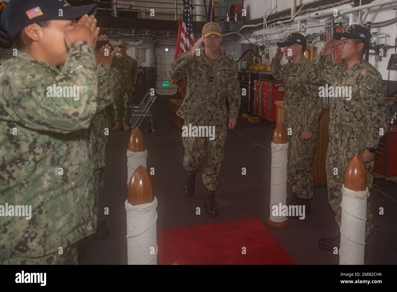 220610-N-XB010-1012 SASEBO, Japon (6 juin 2022) sous-amiral Christopher ...