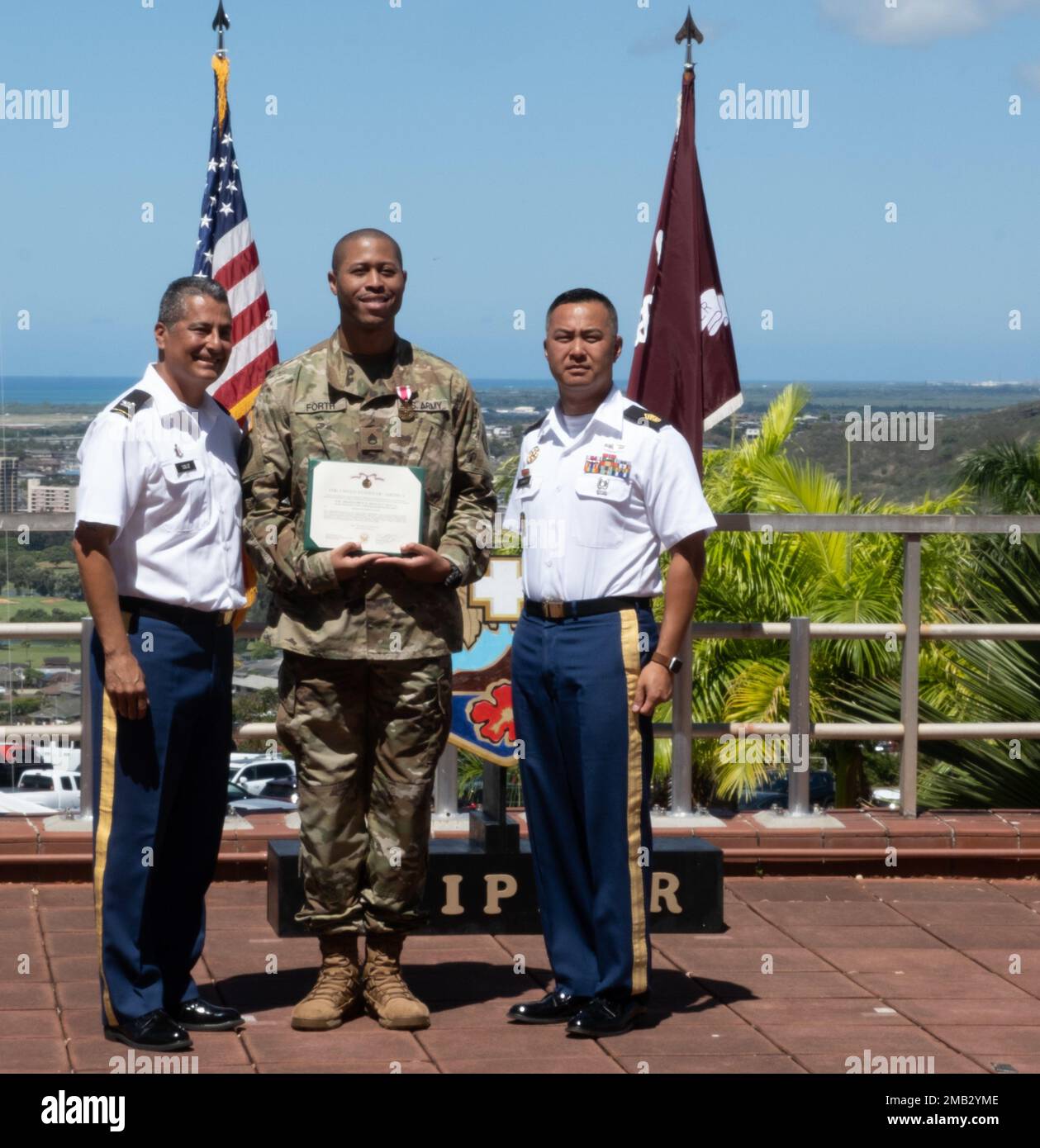 Le colonel Bill Soliz, commandant du Tripler Army Medical Center, remet ...