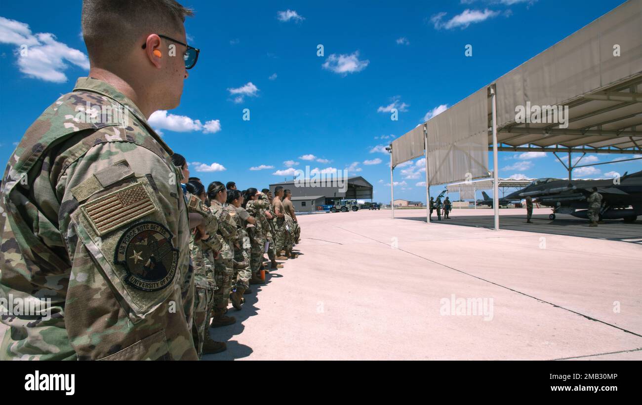 Les cadets de la Force aérienne du ROTC de l'université aéronautique ...
