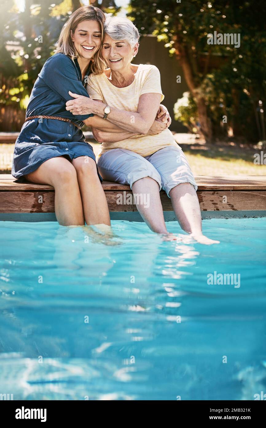 Les femmes, câlin et se détendre au bord de la piscine, l'amour et le ... Les femmes, câlin et se détendre au bord de la piscine, l'amour et le ...