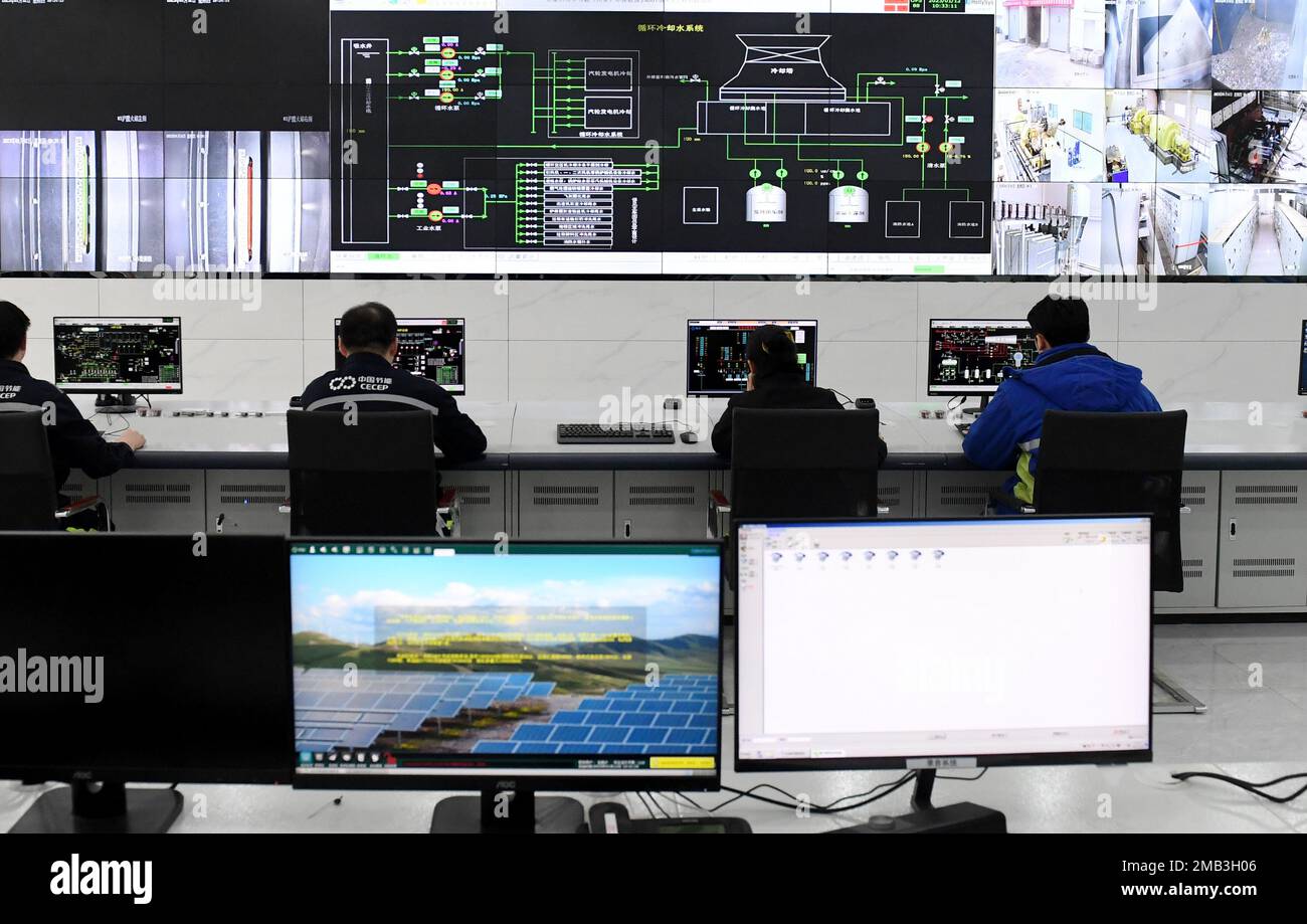 ZHANGJIAKOU (CHINE) - le 20 JANVIER 2023 - des membres du personnel surveillent le ...