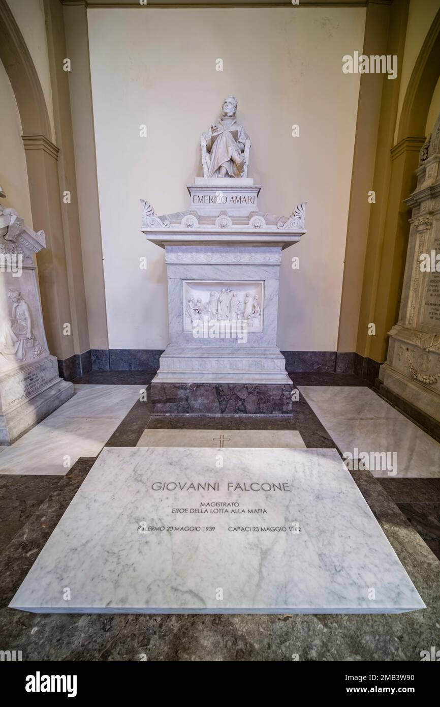 Tombeau de Giovanni Falcone, tué le 23 mai 1992 dans un assassinat de ...