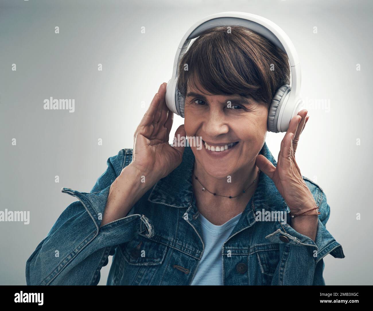 Entrer dans un rythme qui fait monter l'humeur. Portrait en studio d ...