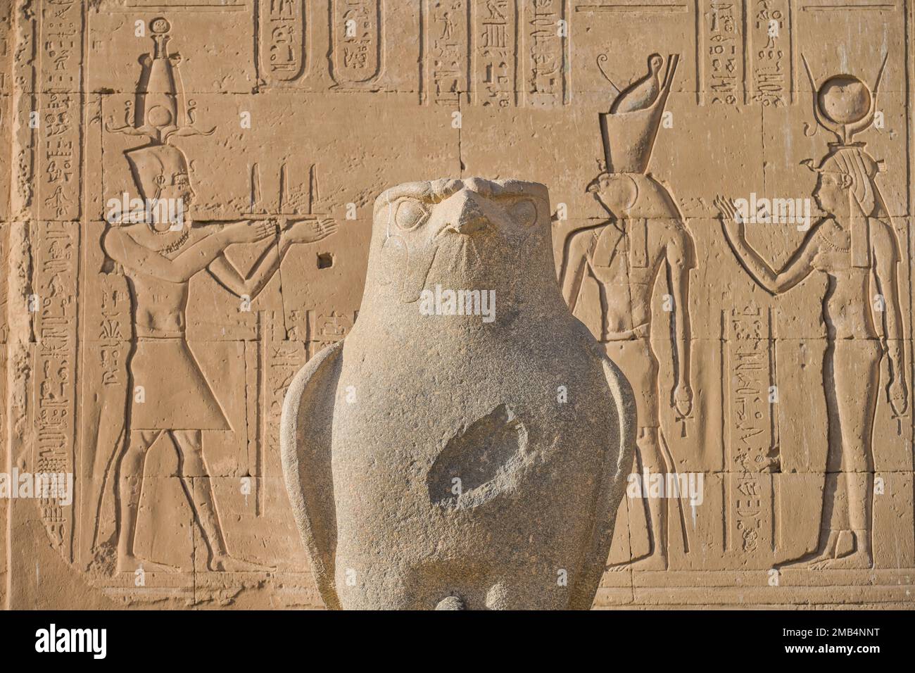 Statue du dieu Horus sous forme de faucon, statue de Hor-Behdeti ...