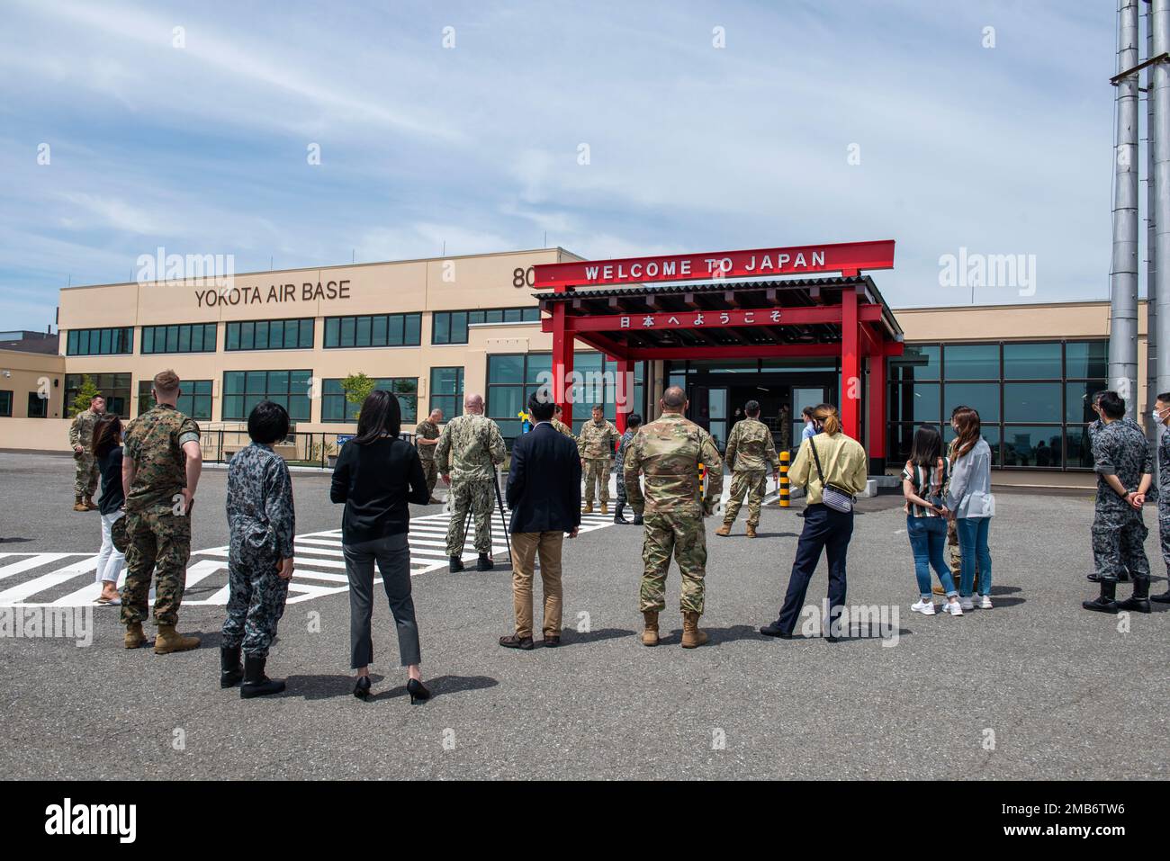 Les participants assistent à la cérémonie d'ouverture du terminal ...