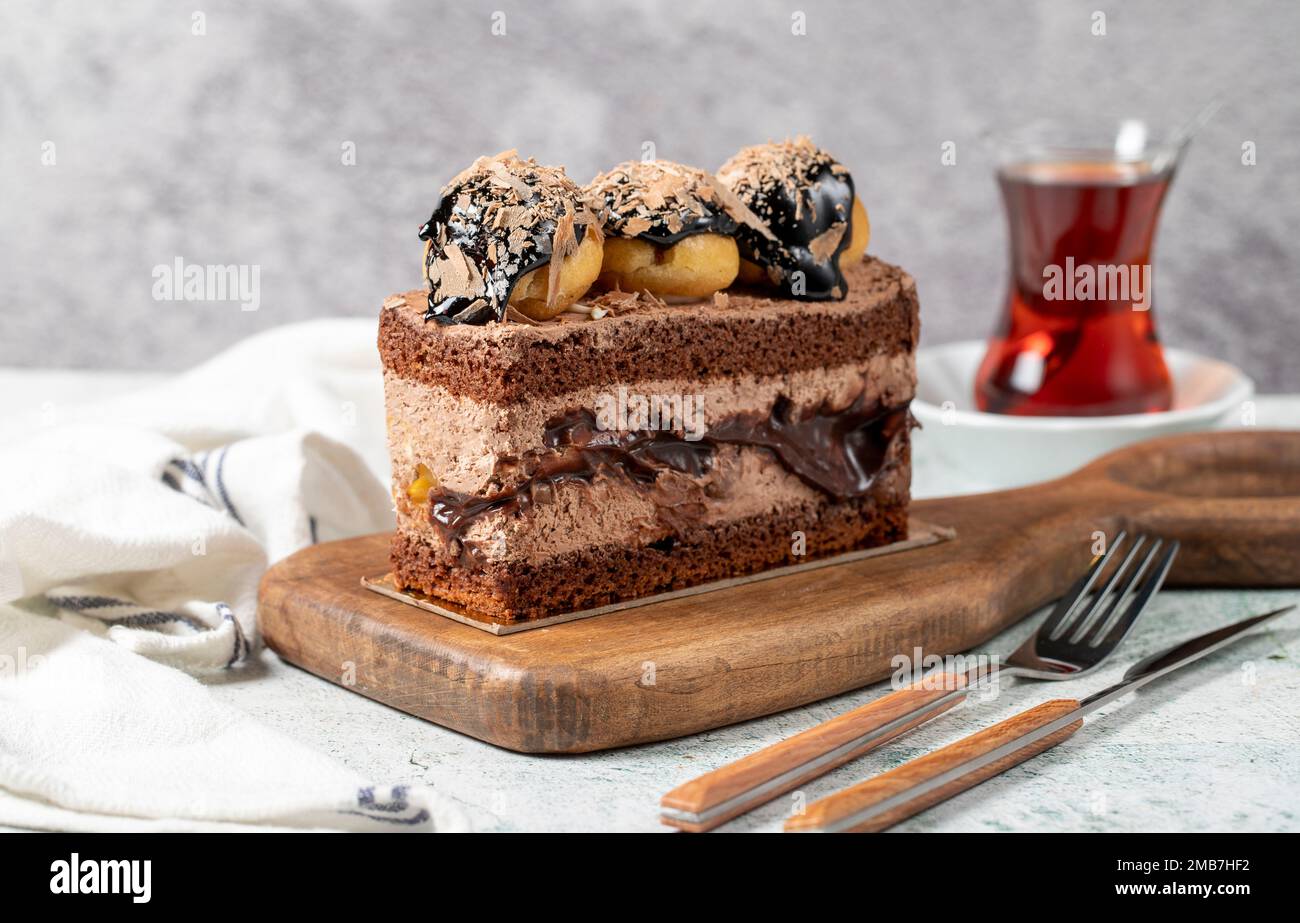 Gâteau au chocolat et aux profiteroles. Gâteau superposé au chocolat et ...