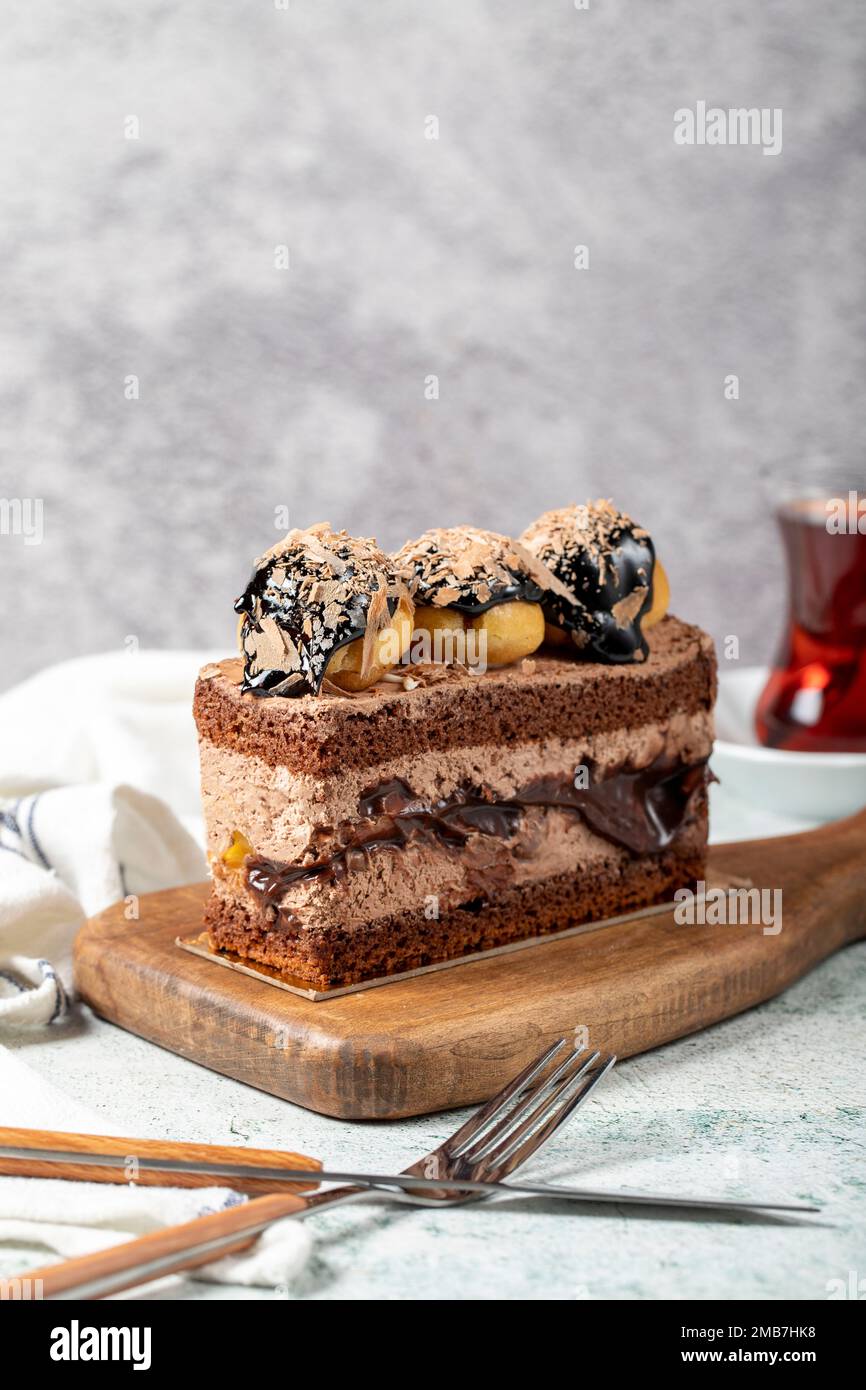Gâteau au chocolat et aux profiteroles. Gâteau superposé au chocolat et ...