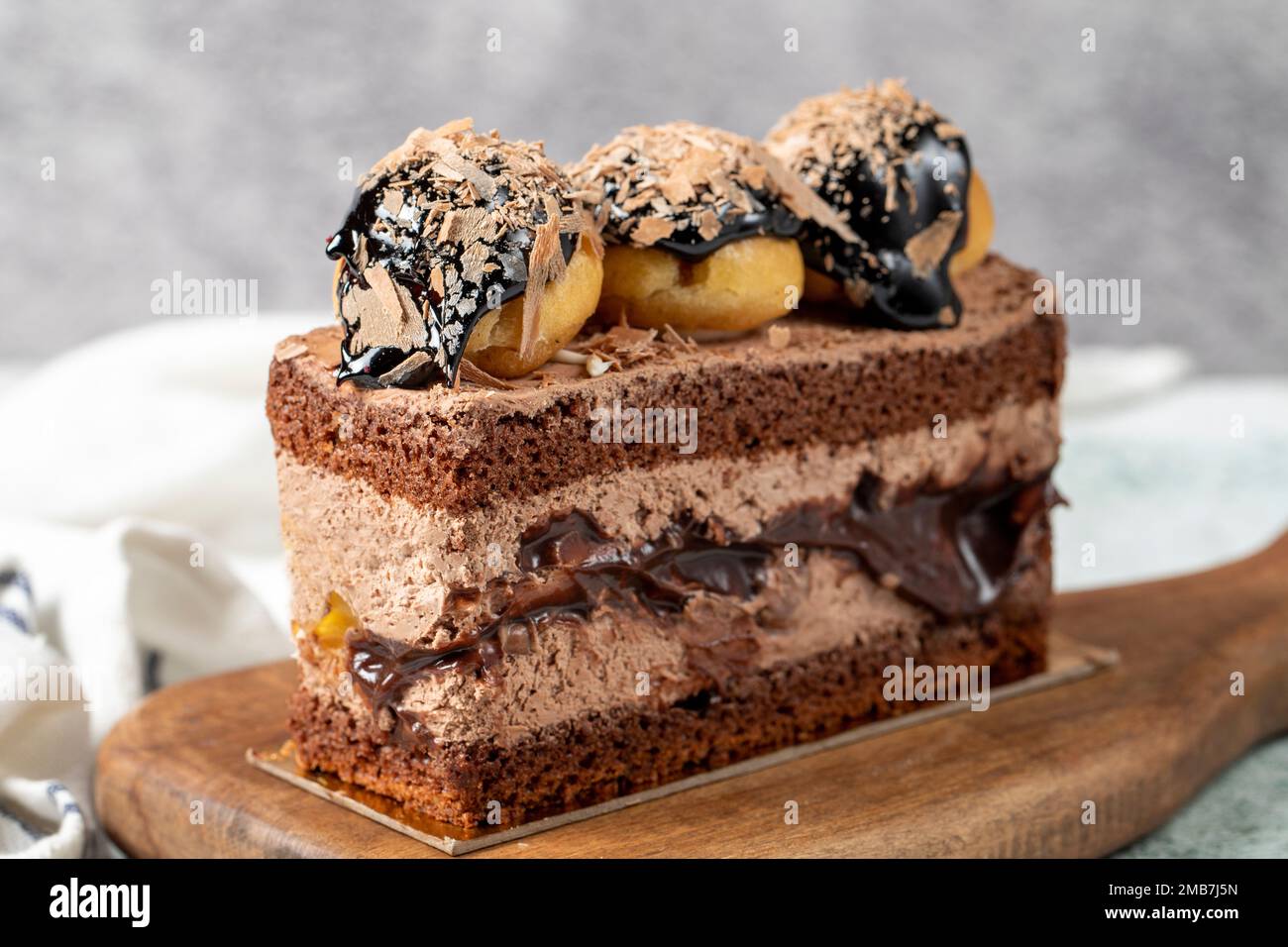 Gâteau au chocolat et aux profiteroles. Gâteau superposé au chocolat et ...