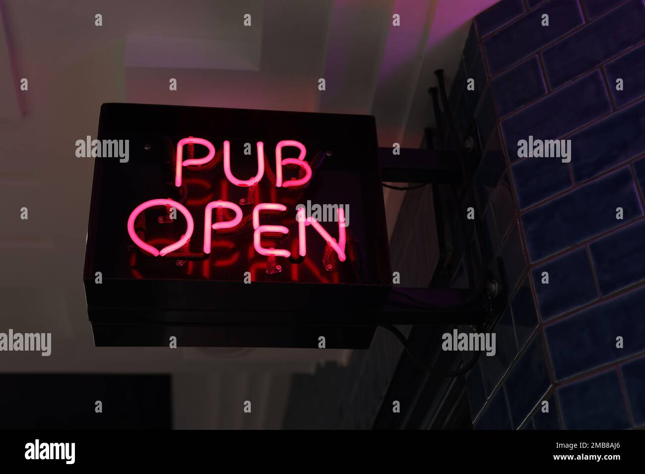 Pub ouvert Banque de photographies et d’images à haute résolution - Alamy