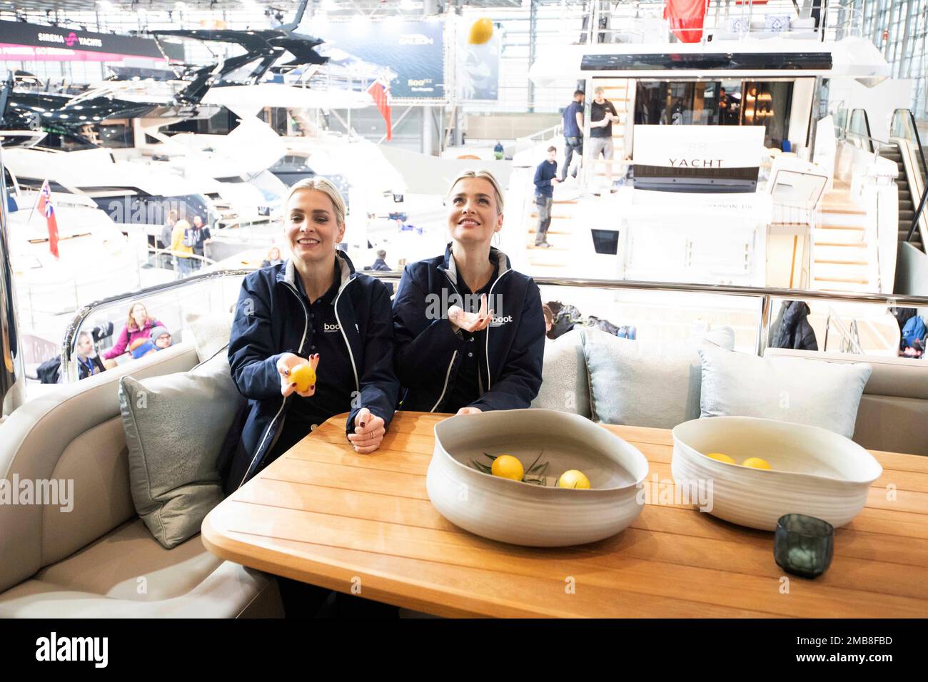 Les jumeaux Nina et Julia MEISE, 'Ratiopharm jumeaux', posent sur le ...