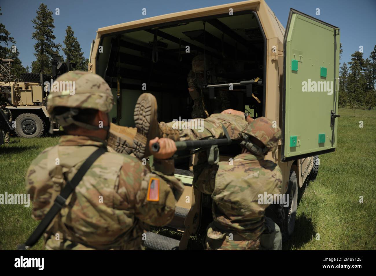 Des soldats de la 1245th Transportation Company, de la Garde nationale ...