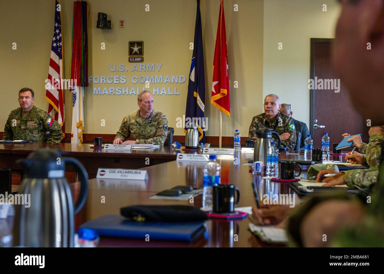 Major général Gregory J. Mosser, commandant adjoint, États-Unis Le ...