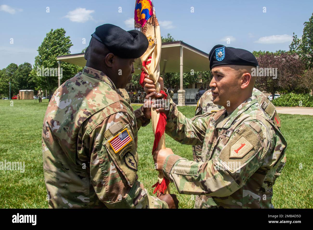 Le lieutenant-colonel Christian Gatbonton, commandant entrant du ...