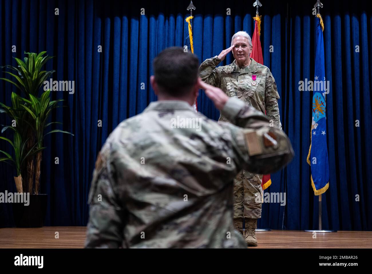 Le colonel Angela Herron, commandant sortant du Groupe de soutien à la ...