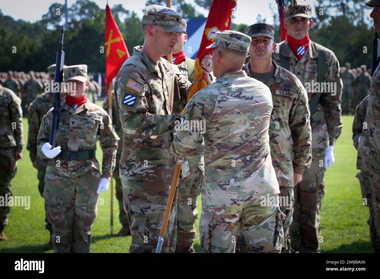 Le colonel Terry R. Tillis, au centre, commandant de la Brigade ...