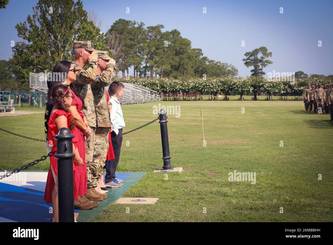 Le lieutenant-colonel Joseph L. Handke, à droite, commandant sortant ...