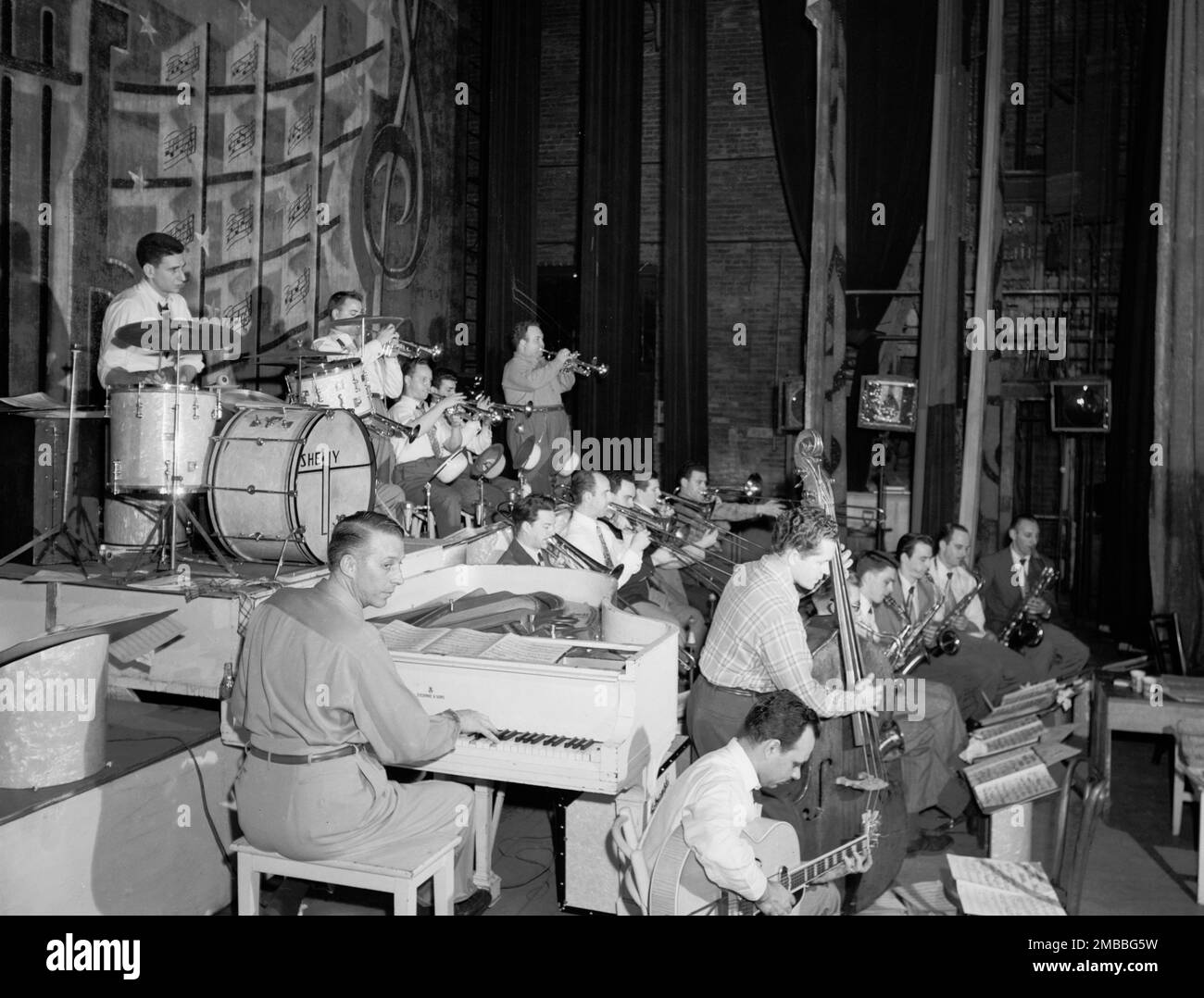 Portrait de Stan Kenton, Laurindo Almeida, Eddie Safranski, Bob Cooper ...
