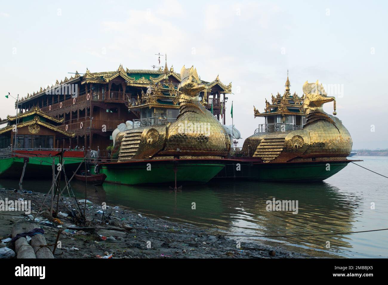 La barque d'or Banque de photographies et d’images à haute résolution ...