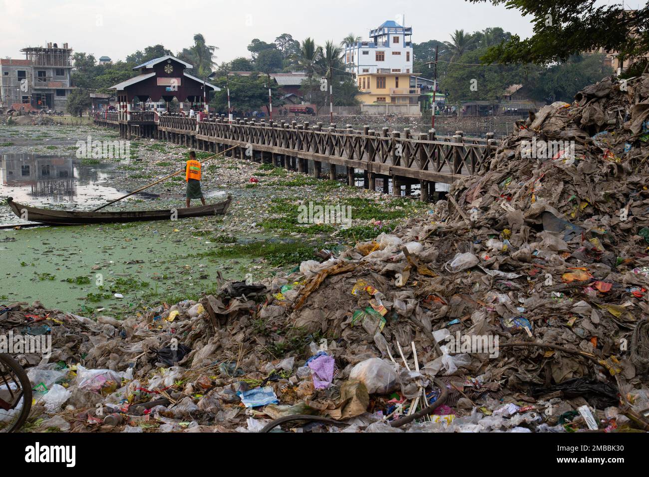 Les déchets sont empilés haut dans le centre-ville de Mandalay - le ...